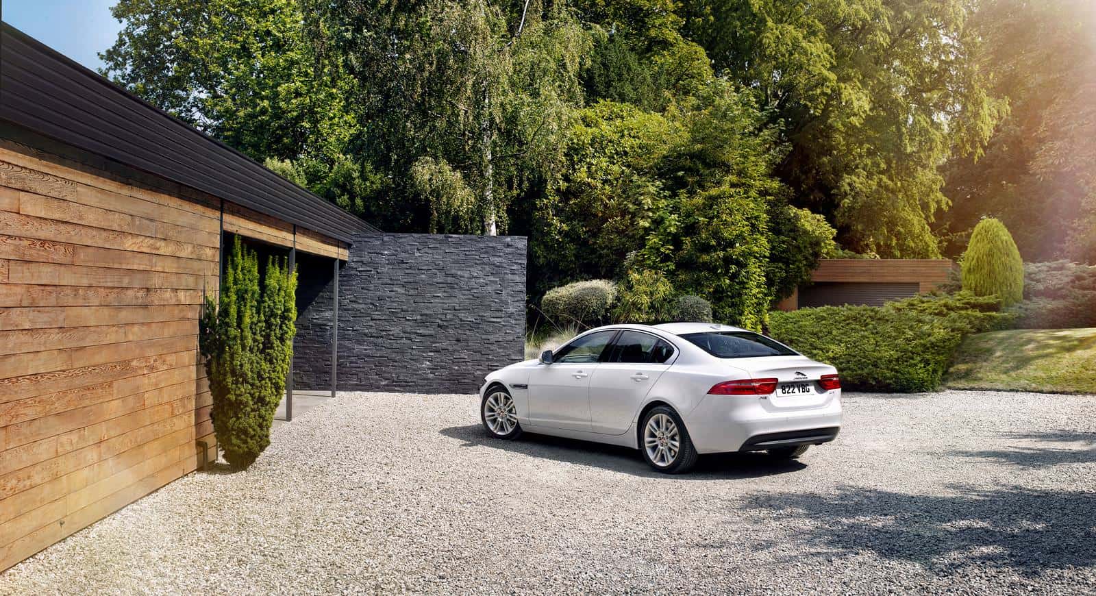 البدء بصنع سيارات جاكوار XE 2016 | ArabGT