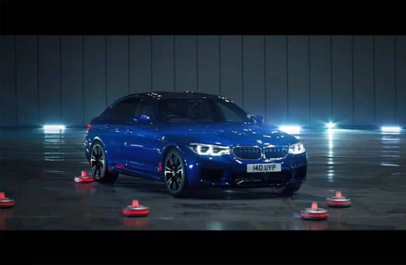 تفحيط بي ام دبليو M5 بين الحواجز المتحركة - فيديو | ArabGT