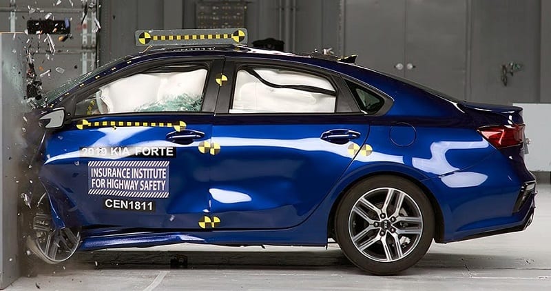 شاهد فيديو : اختبار تصادم كيا فورتي 2019 | ArabGT