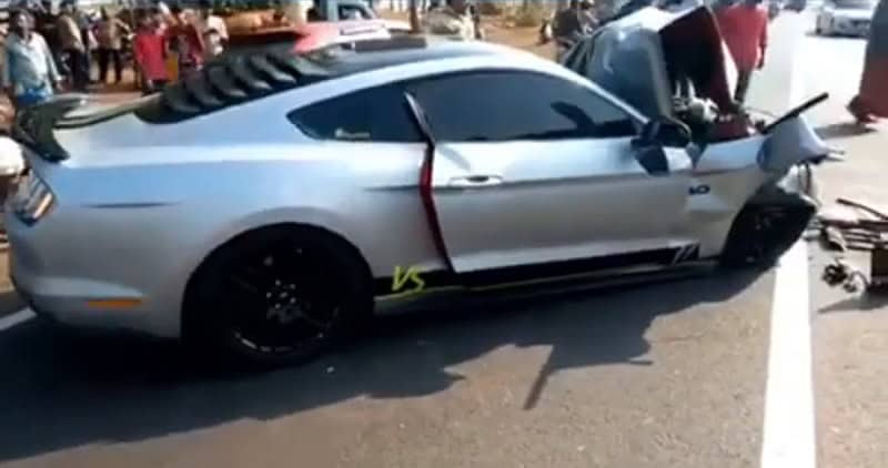 شاهد فيديو لحظة اصطدام فورد موستنج بشاحنة Arabgt