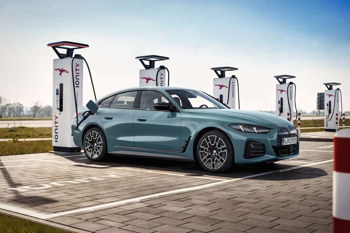 هذا فرق سعر BMW i4 2025 عن سعر سيارة 2024 | عرب جي تي