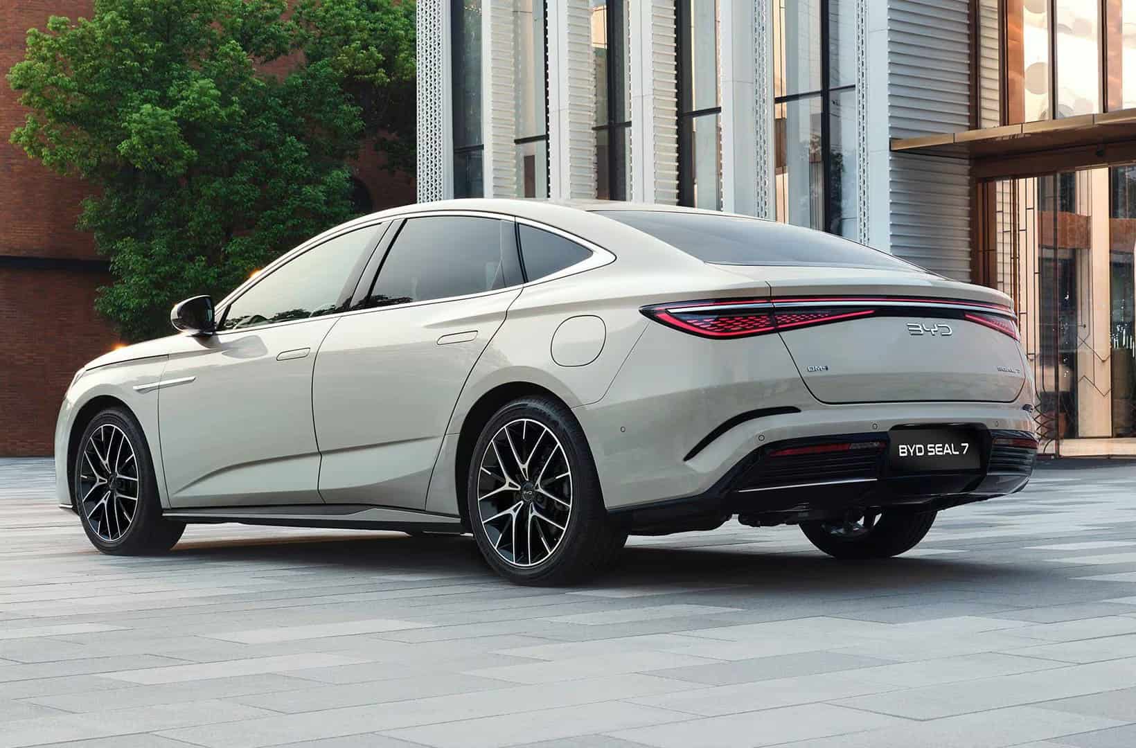 الفطيم تُطلق سيارة BYD SEAL 7 DM-i الجديدة بالتعاون مع عرب جي تي