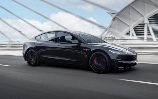 اسعار ومواصفات سيارة تسلا 2025 موديل 3 | ArabGT